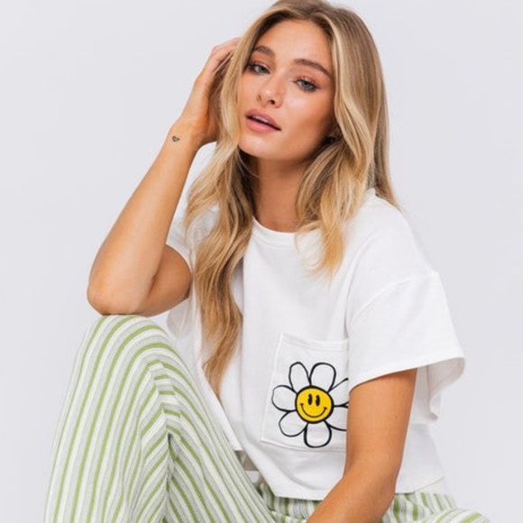 Le Lis | Tops | Le Lis Collection The Smiley Daisy Cropped Pocket Tee ...